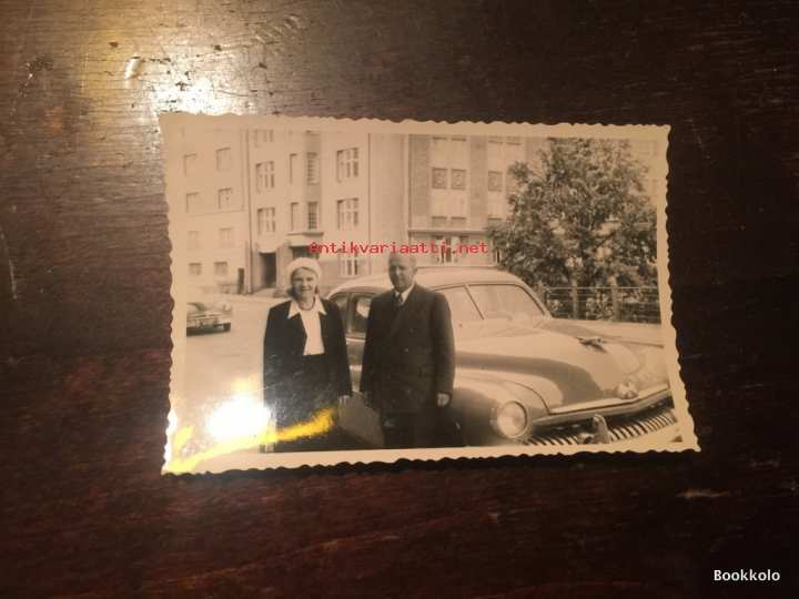Vanha auto ja pariskunta - valokuva - Kunto: Hyvä - Antikvariaatti.net